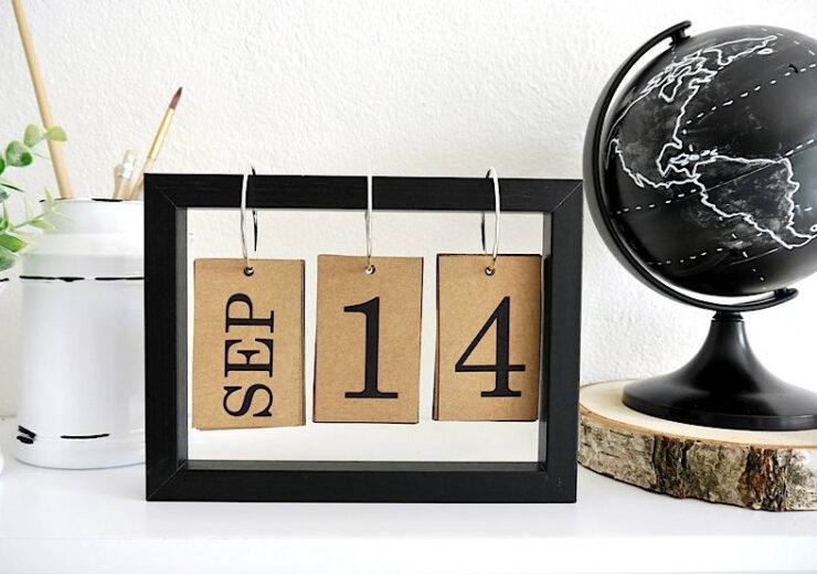 17 Desk Decor Ideas for Workplace and Cubicle Decor | Chanty